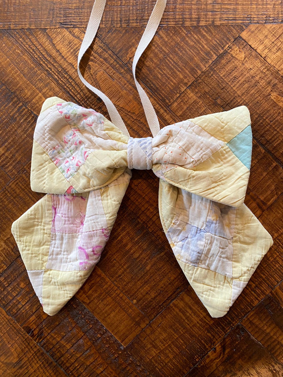 ANTIQUE QUILT Hanging Bow/ Charmingly Tattered - Etsy