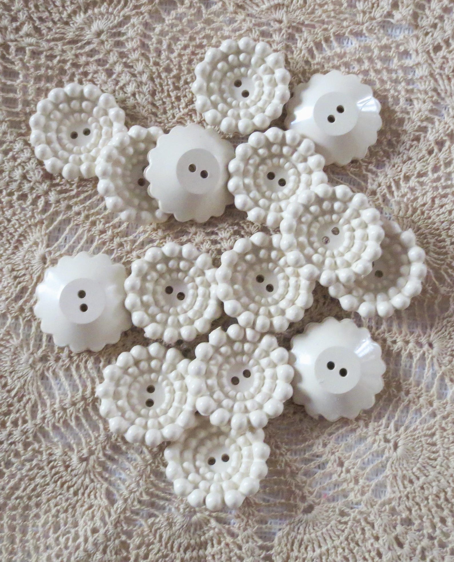 15 BUTTONS VINTAGE 1930-1940 Raised Molded Fluted Celluloid Plastic Two ...
