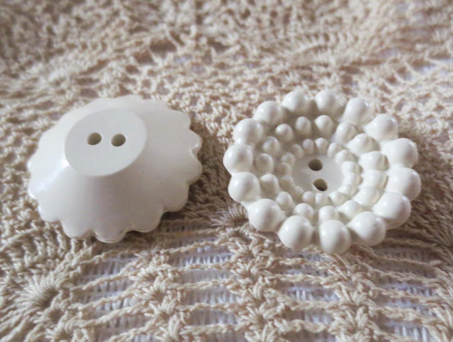 15 BUTTONS VINTAGE 1930-1940 Raised Molded Fluted Celluloid Plastic Two ...