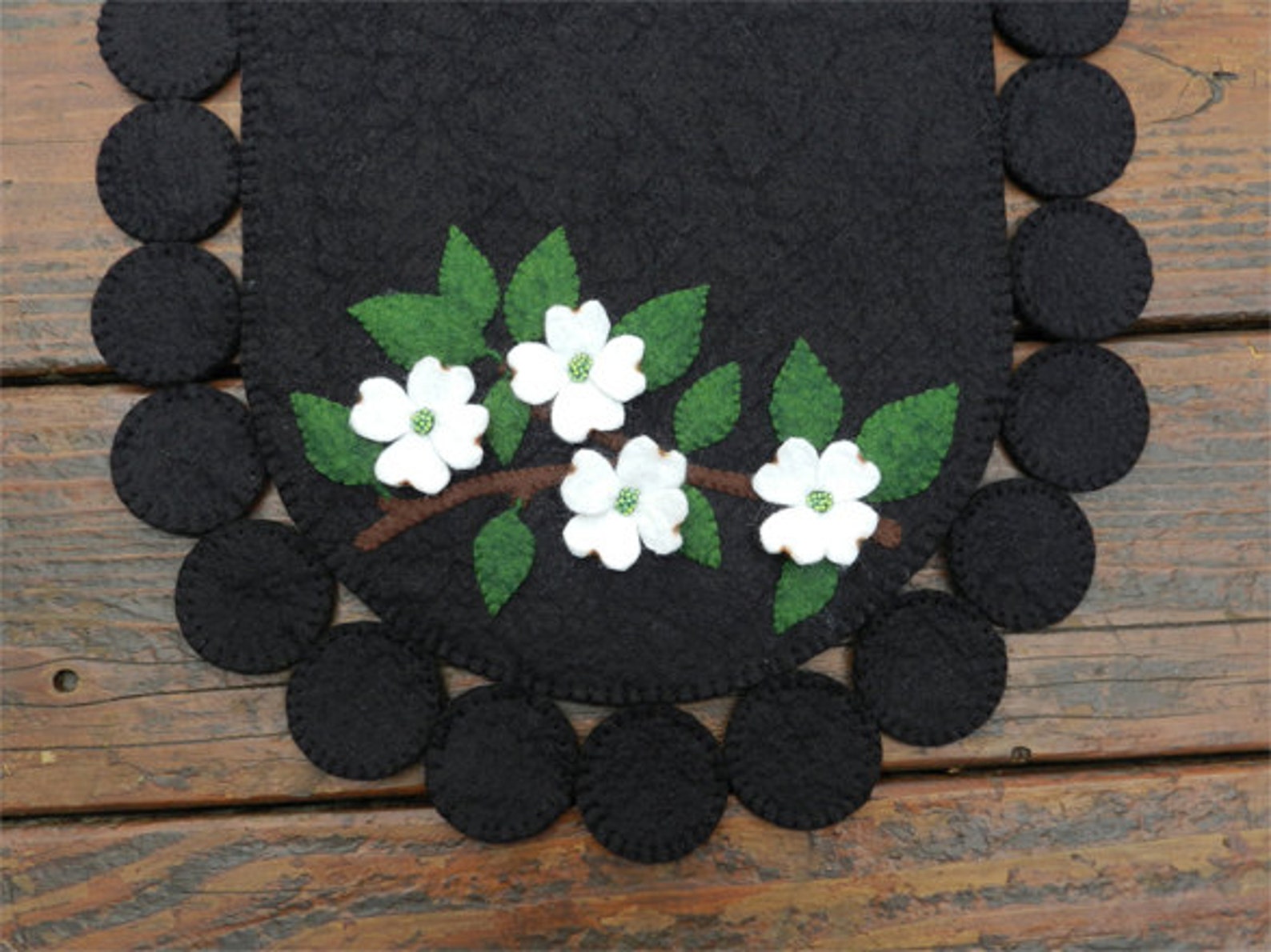 Dogwood Table Runner - Woolfelt Penny Rug - E-pattern - Etsy