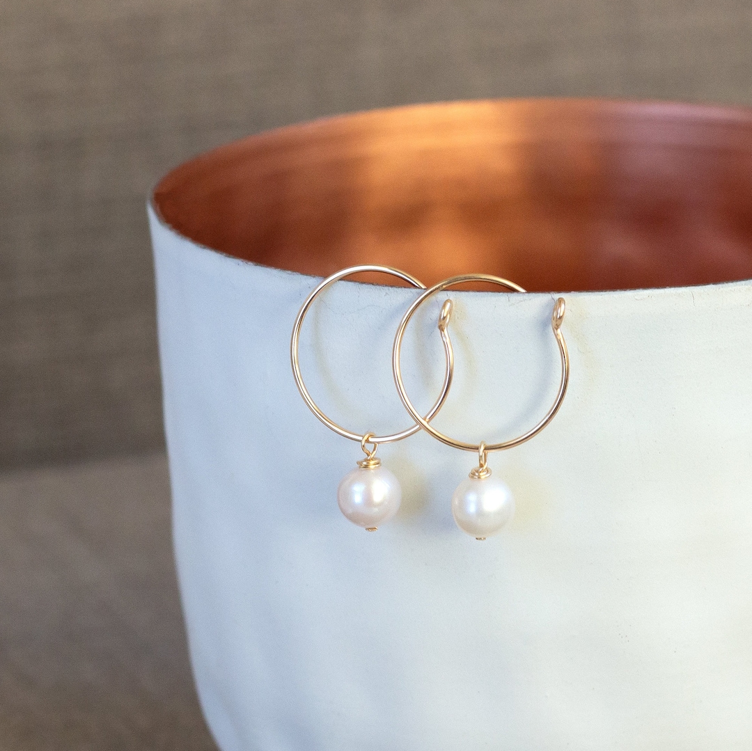 Zierliche Creolen in Gold mit kleinen Perlen in Weiß, dünne Creolen mit echten Perlen, goldene ...