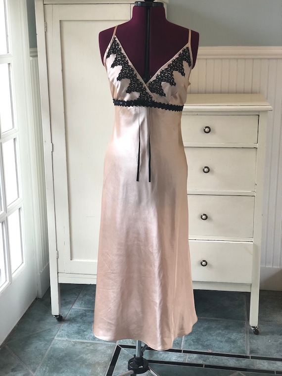 Sexy, Slinky 1970s 70s blush and lack silky nightgown - Gem