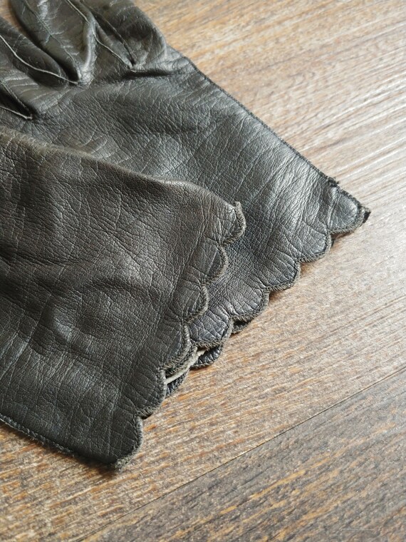 1950s Black Leather Driving Gloves | Vintage 50s Scal… - Gem