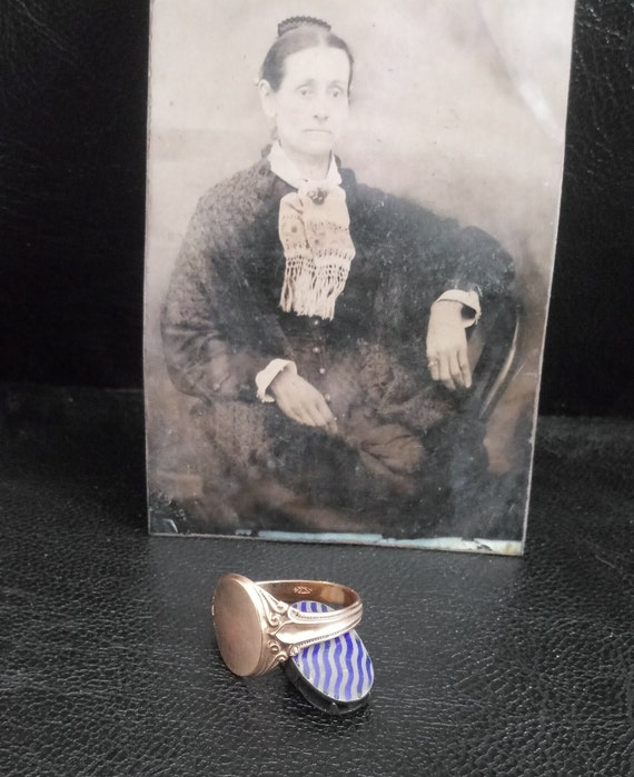 Antique gold signet ring foliate acanthus leaf symbol… - Gem