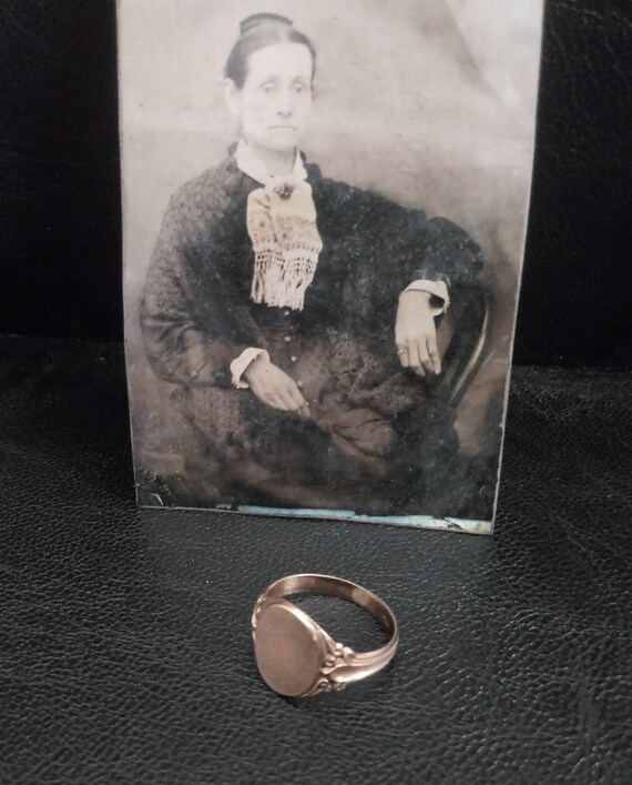 Antique gold signet ring foliate acanthus leaf symbol… - Gem