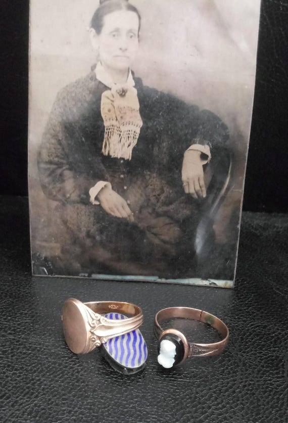 Antique gold signet ring foliate acanthus leaf symbol… - Gem