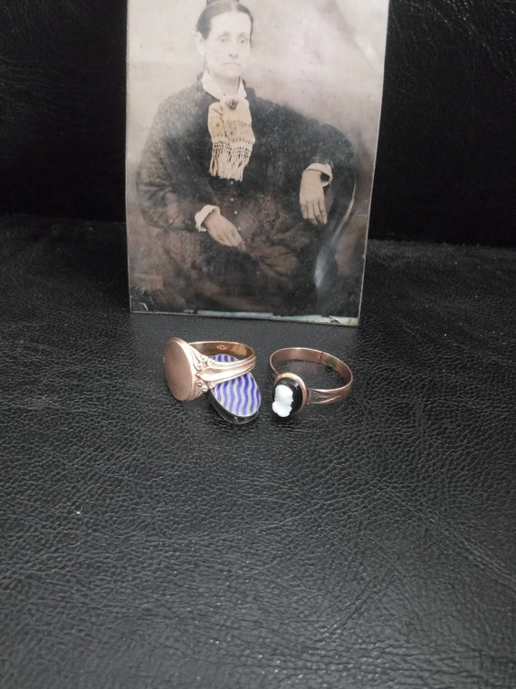 Antique gold signet ring foliate acanthus leaf symbol… - Gem