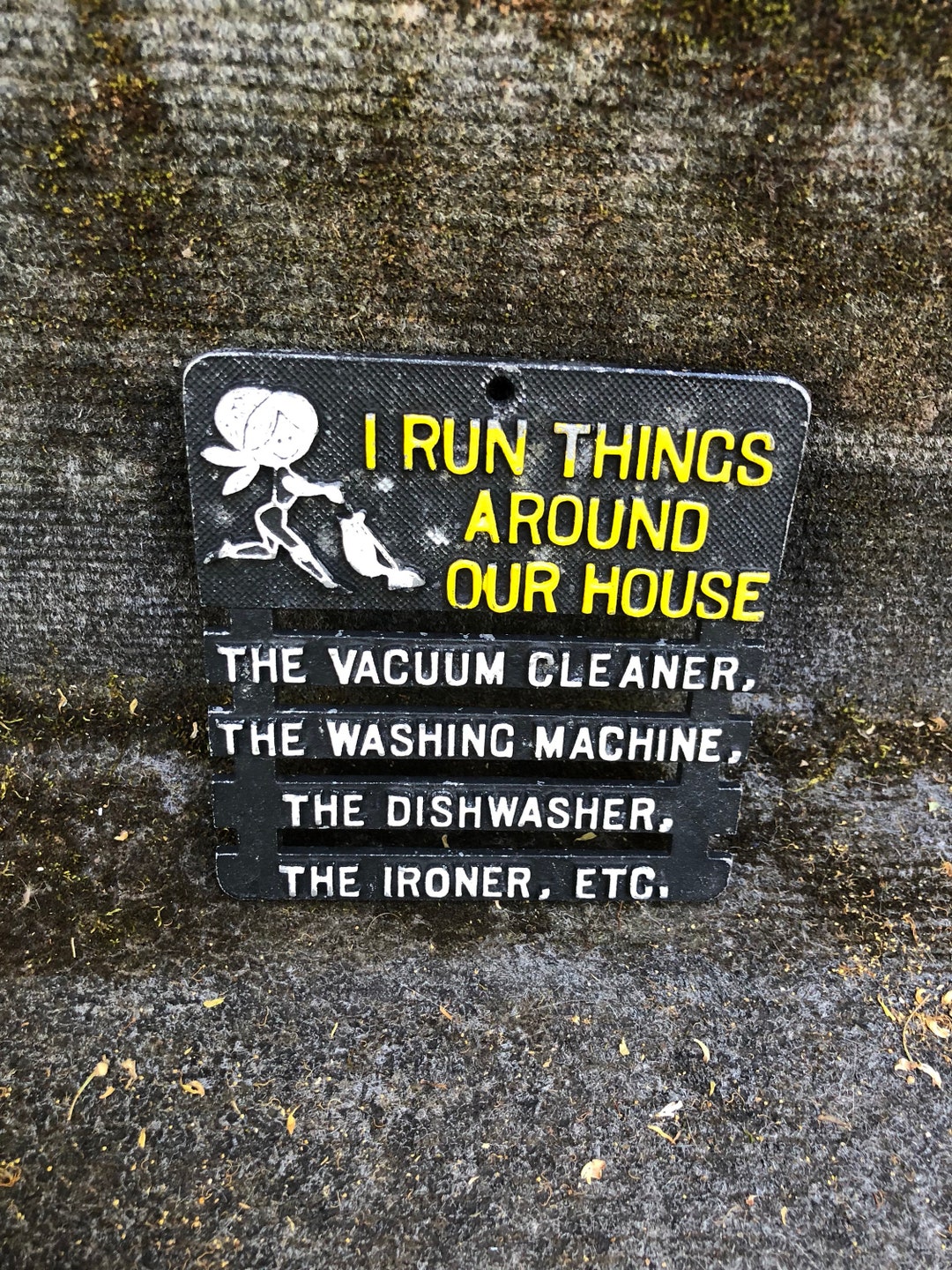 Metal Kitchen Sign Trivet I Run Things Around the House Retro Housewife ...