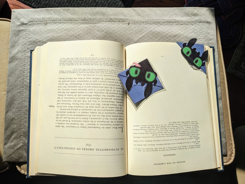 Toothless How to Train Your Dragon Laminated Corner Bookmark | Etsy