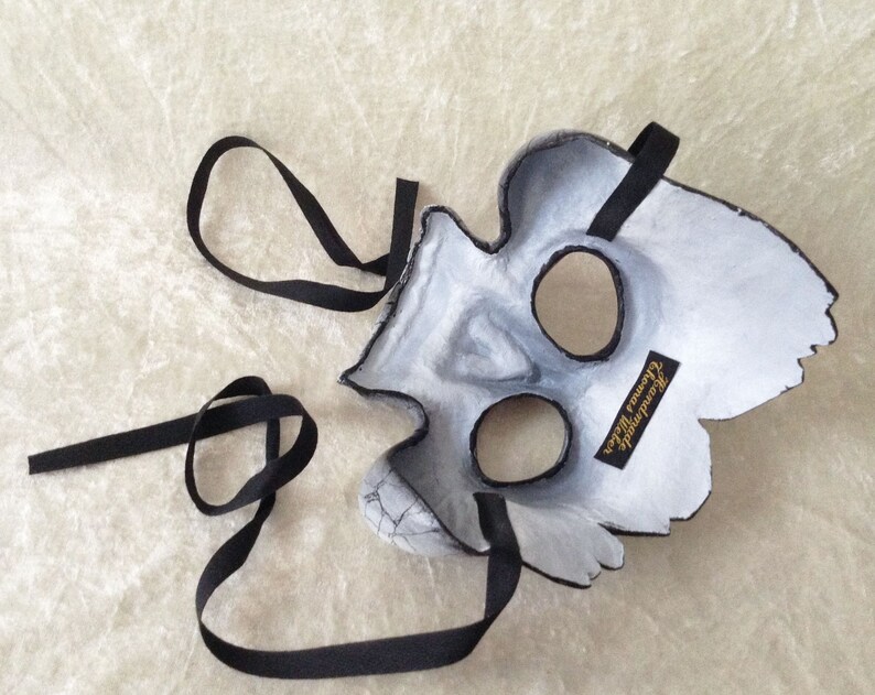 Half mask: 'Broken skull' with handpainted cracks | Etsy