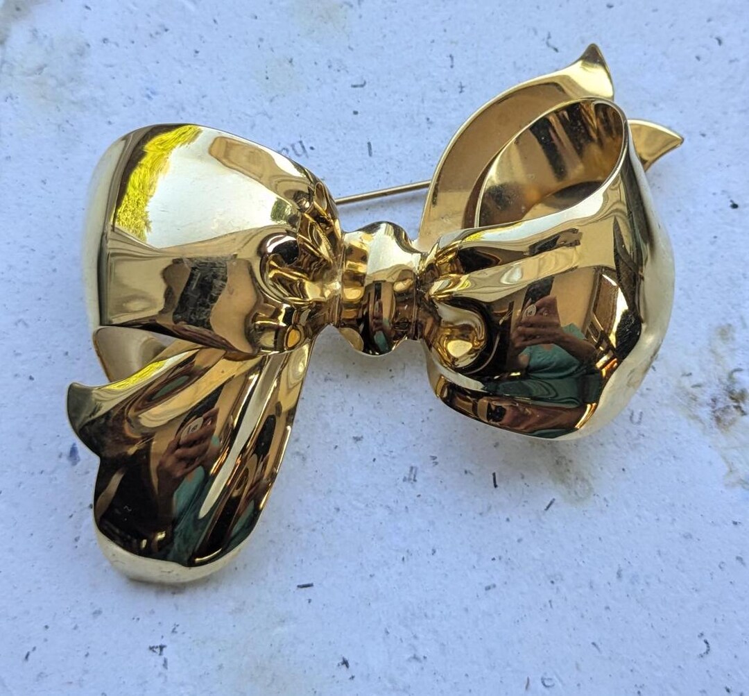 It's a Wrap: Oversized Shiny Gold Bow Signed Monet Brooch Pin Metal ...