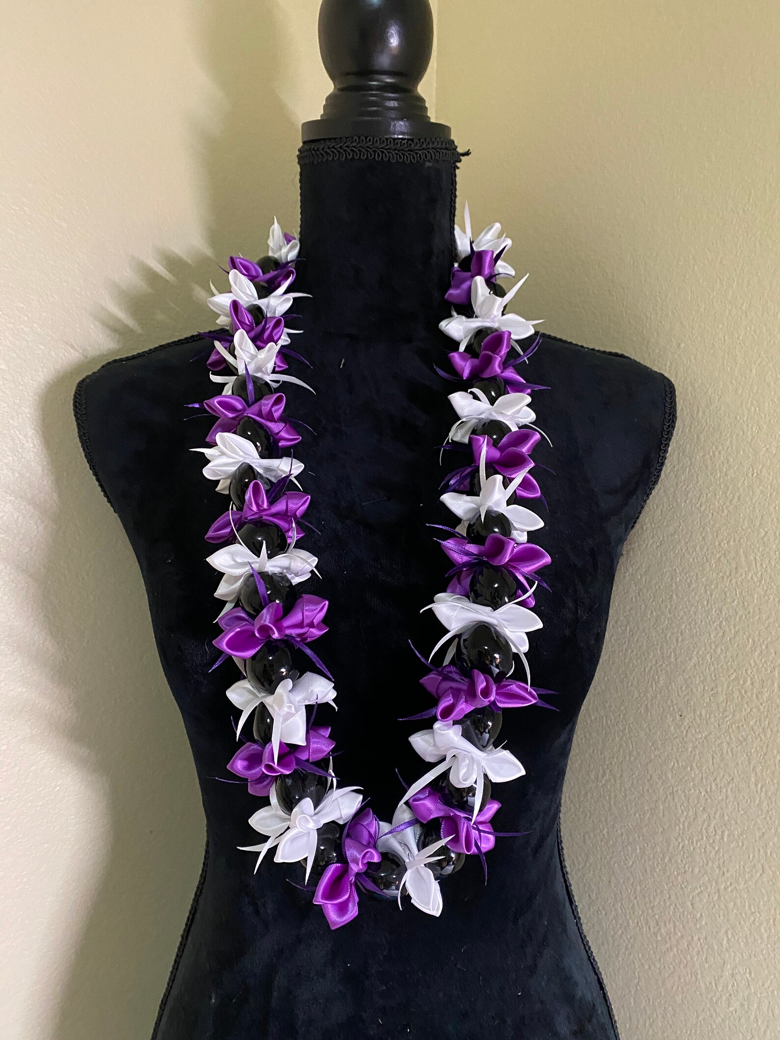 Orchid and Kukui Leaf Lei - Etsy