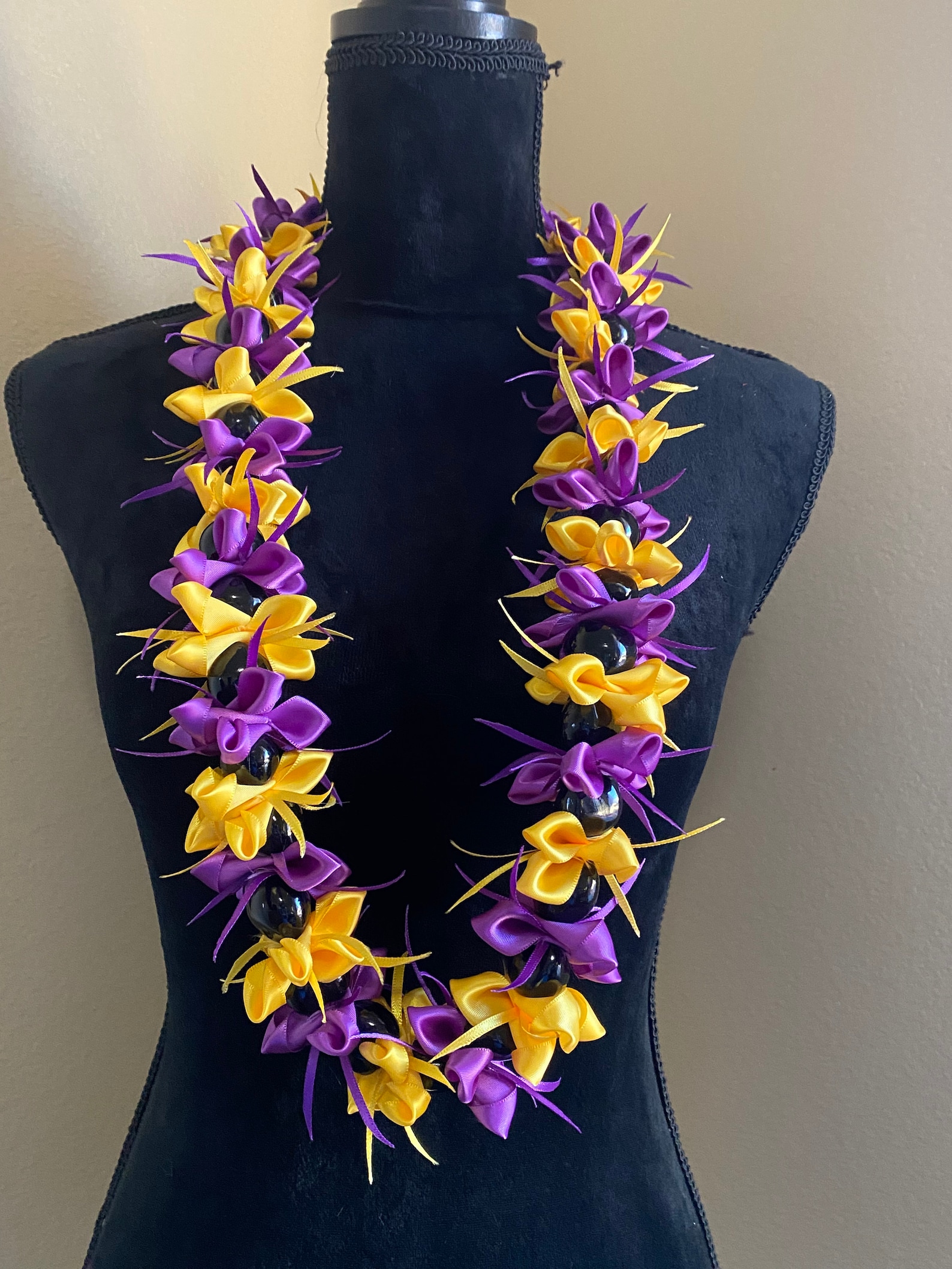 Orchid and Kukui Leaf Lei - Etsy