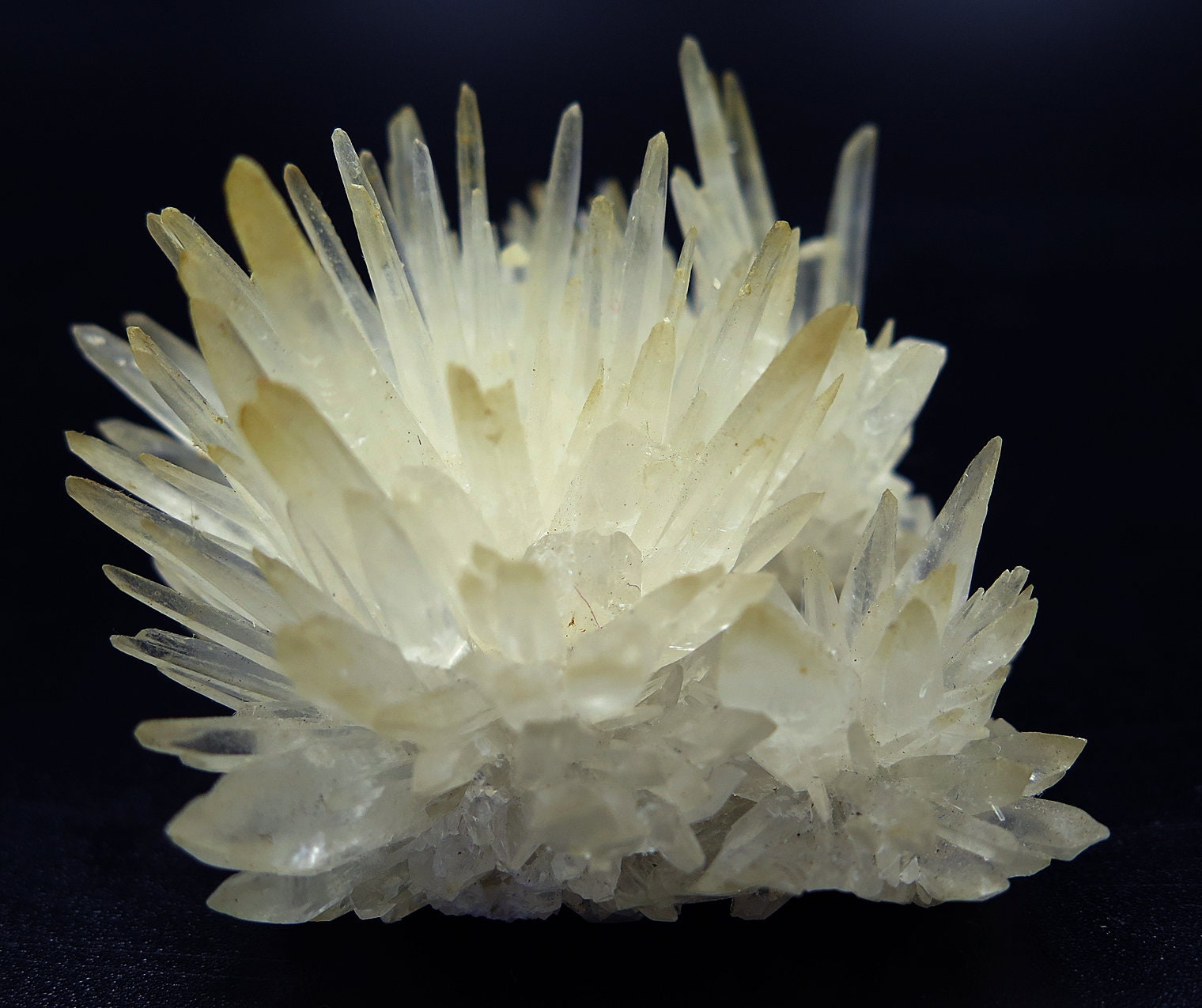 A Rare Aragonite Flower from Yunchangping Mine,Dadongla Hg-Zn ore Field ...