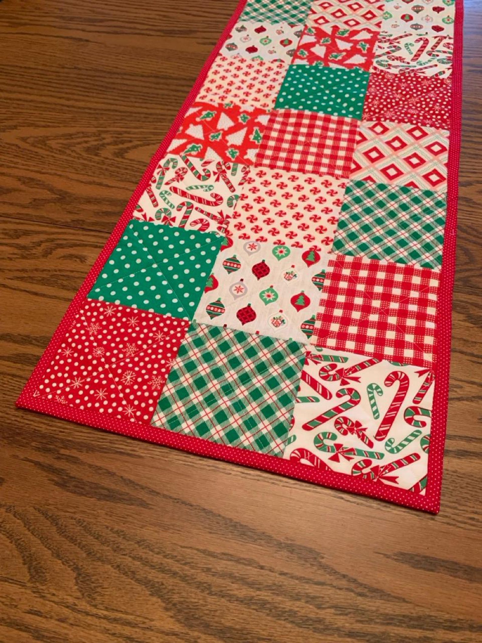 Retro Christmas Table Runner, Red Green Christmas Table Runner, Vintage ...