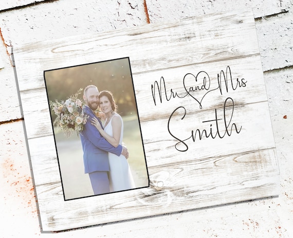 White wedding picture frames | Beachweddingtips.com