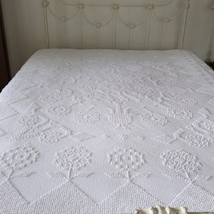 Vintage Geometric Flower Hobnail Bedspread, No Tag, George Washington ...