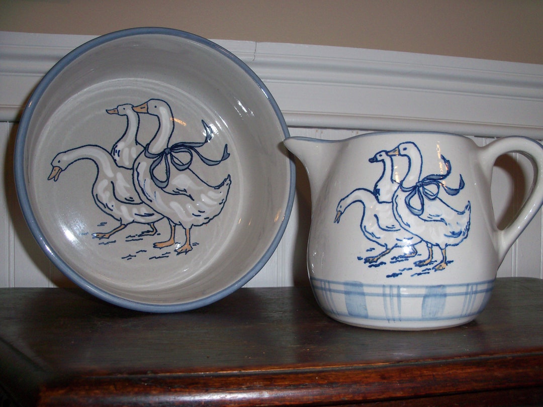 Vintage Louisville Stoneware Gaggle of Geese Souffle Dish Large ... Vintage Louisville Stoneware Gaggle of Geese Souffle Dish Large ...