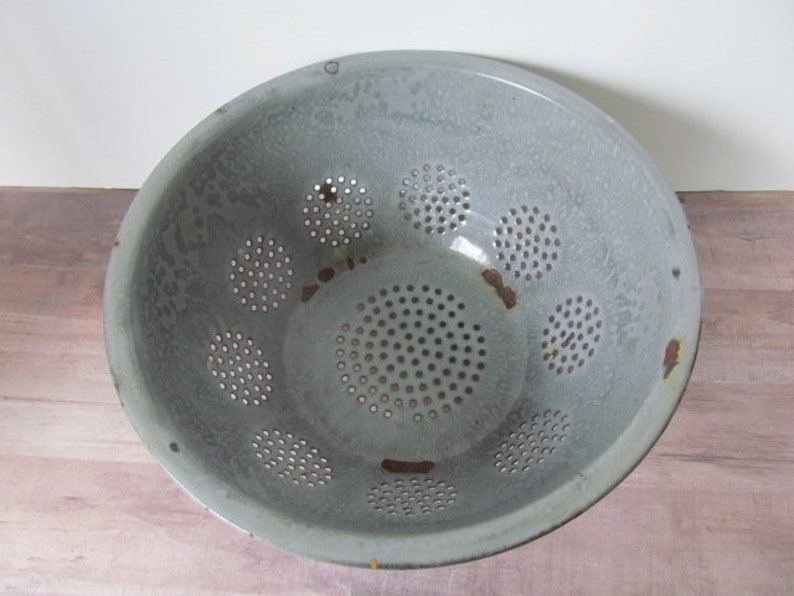 Granite Ware Gray Enamelware Colander Strainer 3 Feet on the Bottom ...