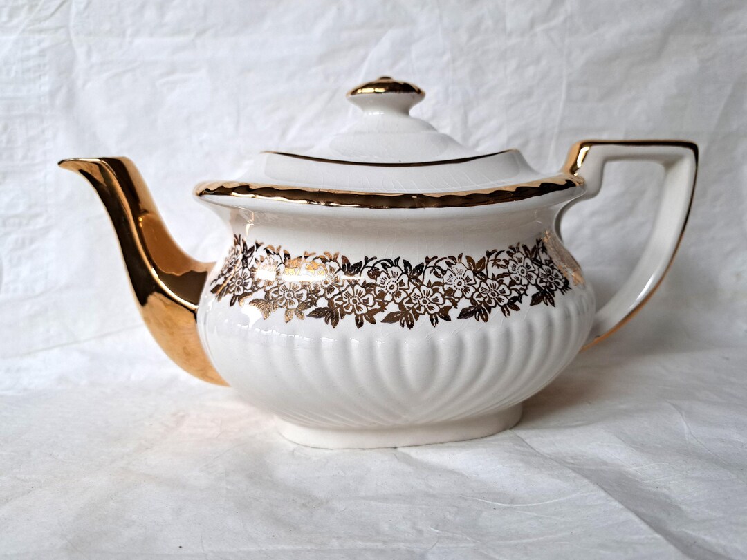 Gibsons GEORGIAN Teapot, Ribbed White With Gold Trim, 4 Cup, #W721 (c ...