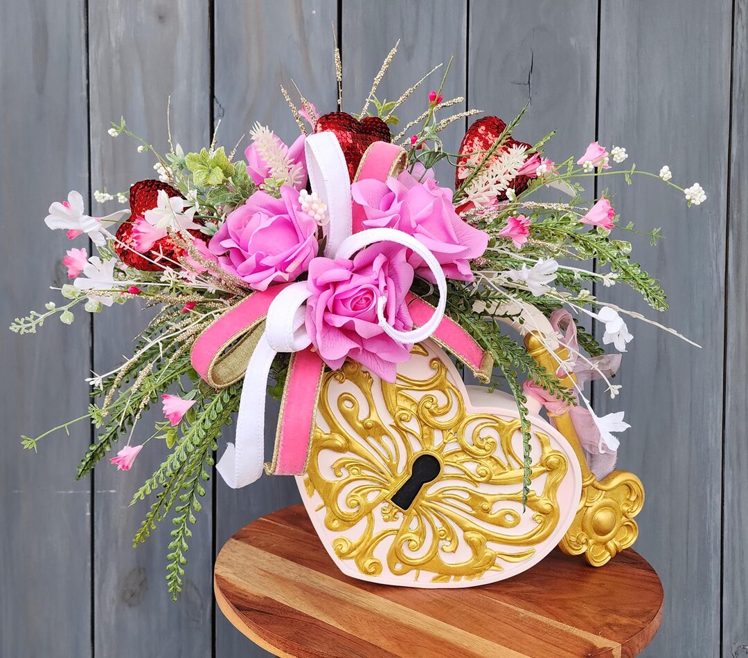 Pink Rose Valentine's Centerpiece, Gold Heart Lock Arrangement - Etsy