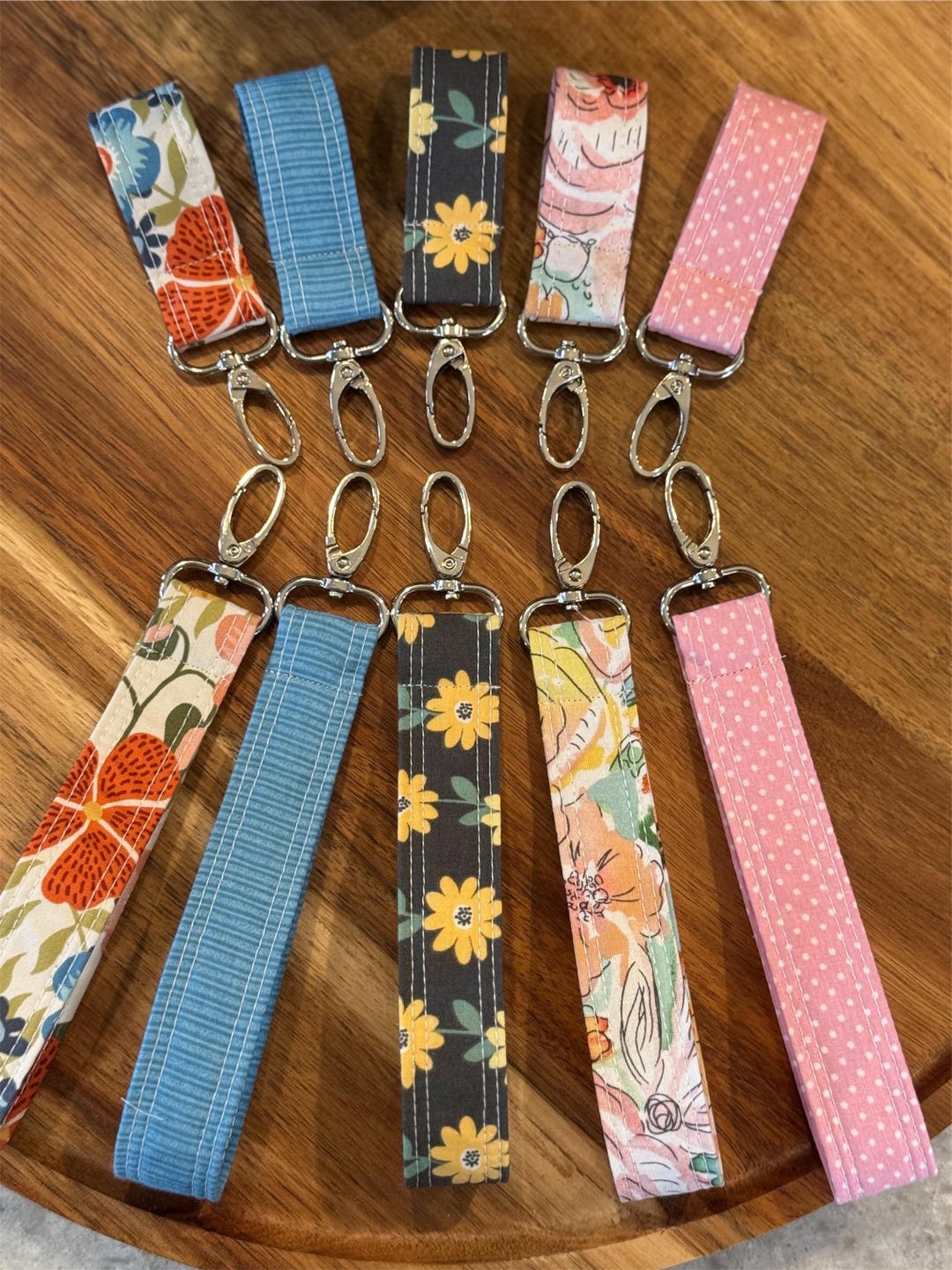 Wrist or Pinky Key Fob. Secure Keys on Wrist or Pinky Keeping Hands ...