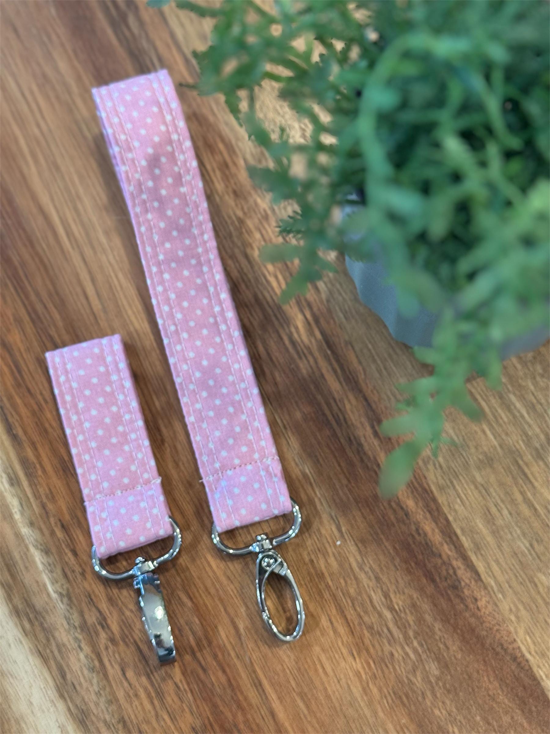 Wrist or Pinky Key Fob. Secure Keys on Wrist or Pinky Keeping Hands ...