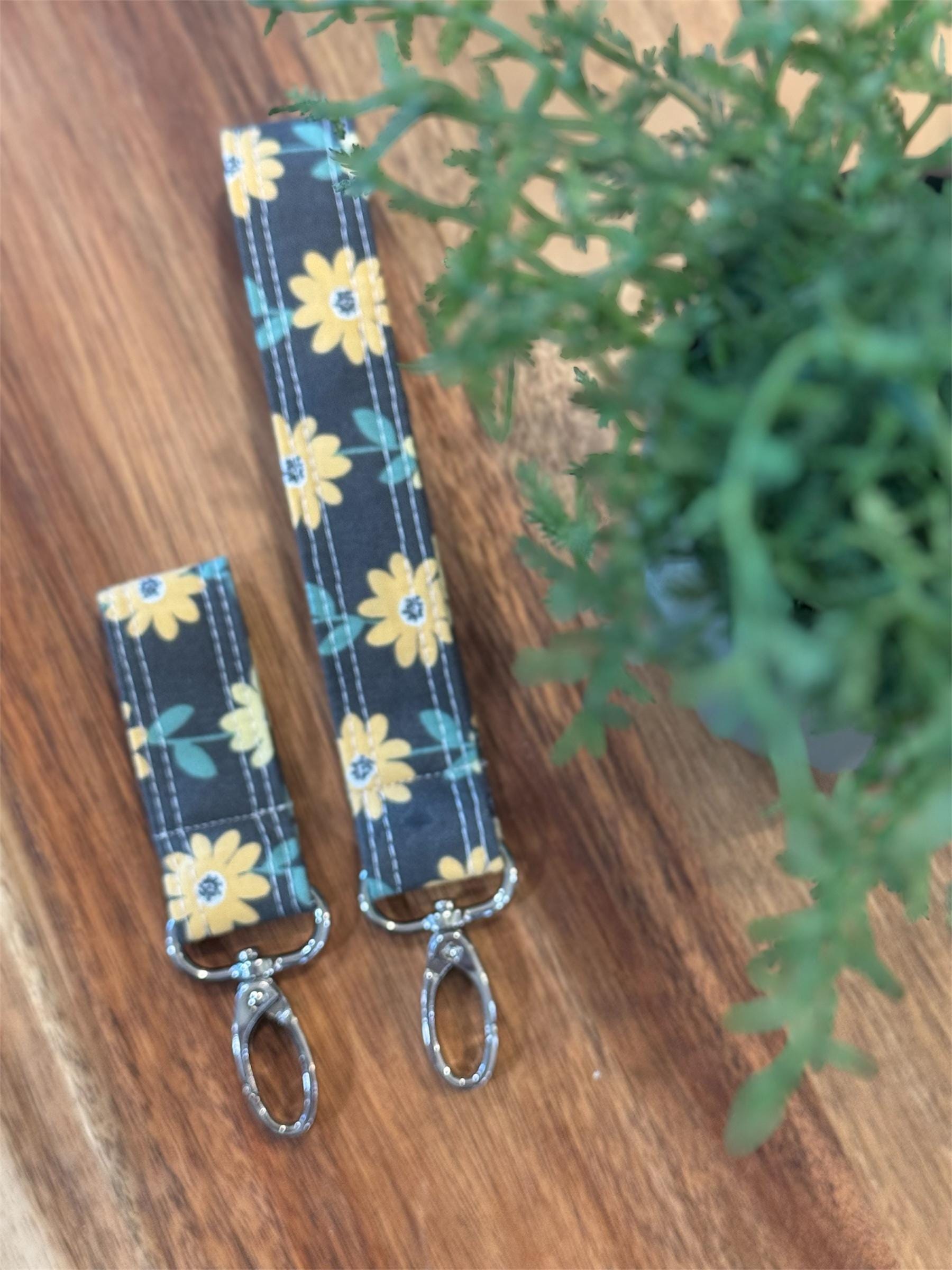 Wrist or Pinky Key Fob. Secure Keys on Wrist or Pinky Keeping Hands ...