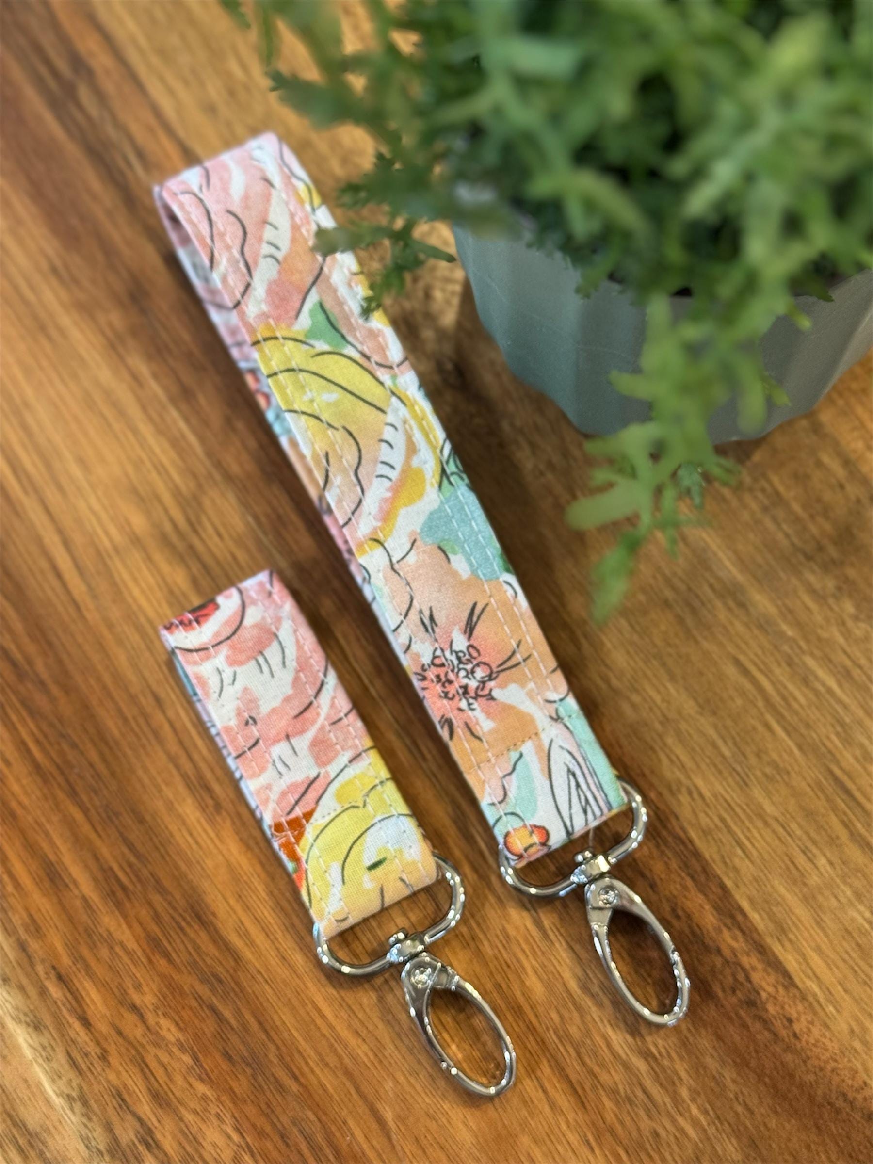 Wrist or Pinky Key Fob. Secure Keys on Wrist or Pinky Keeping Hands ...