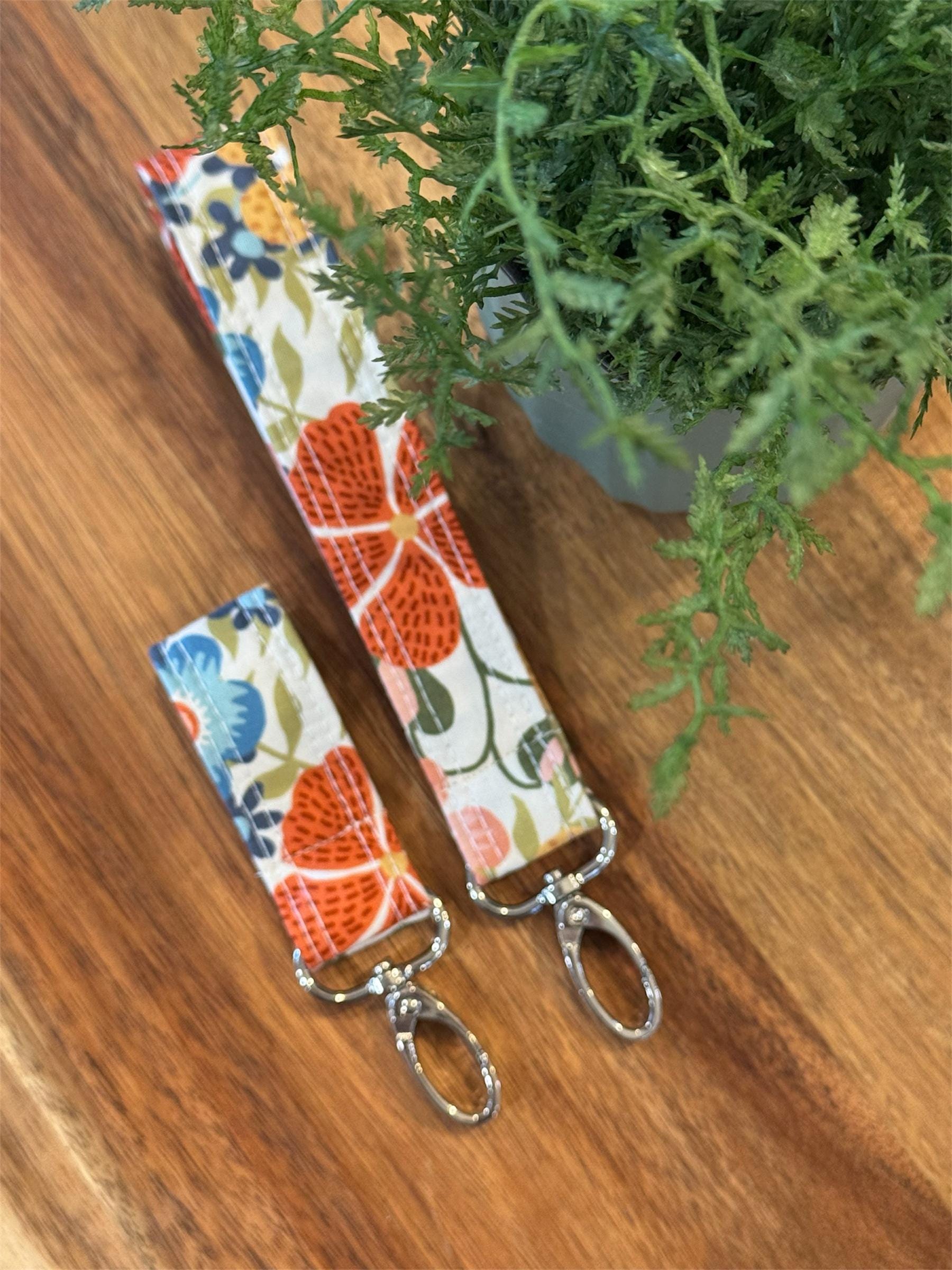 Wrist or Pinky Key Fob. Secure Keys on Wrist or Pinky Keeping Hands ...
