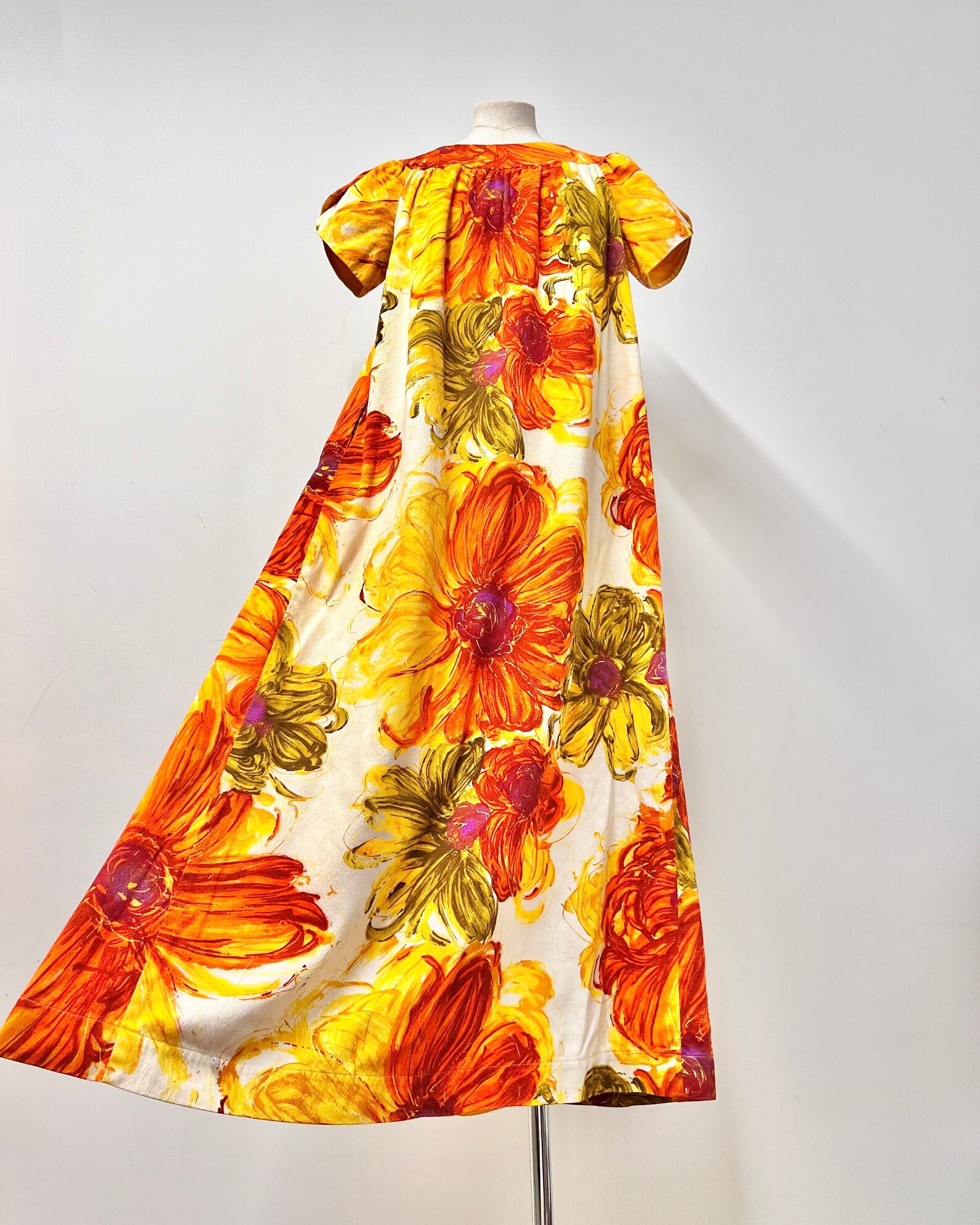 Long Maxi 70s Polynesian Barkcloth Floral Daisy Print Dress With a Yellow Back Insert - Etsy