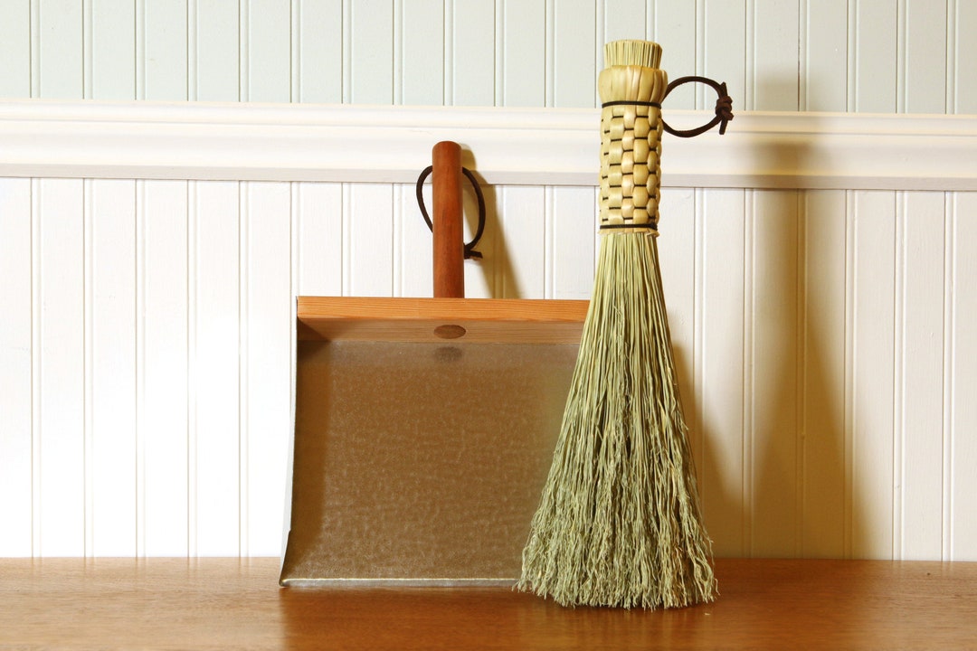 Round Whisk and Dustpan Cleanup Kit - Old Fashioned Broom and Dustpan ...