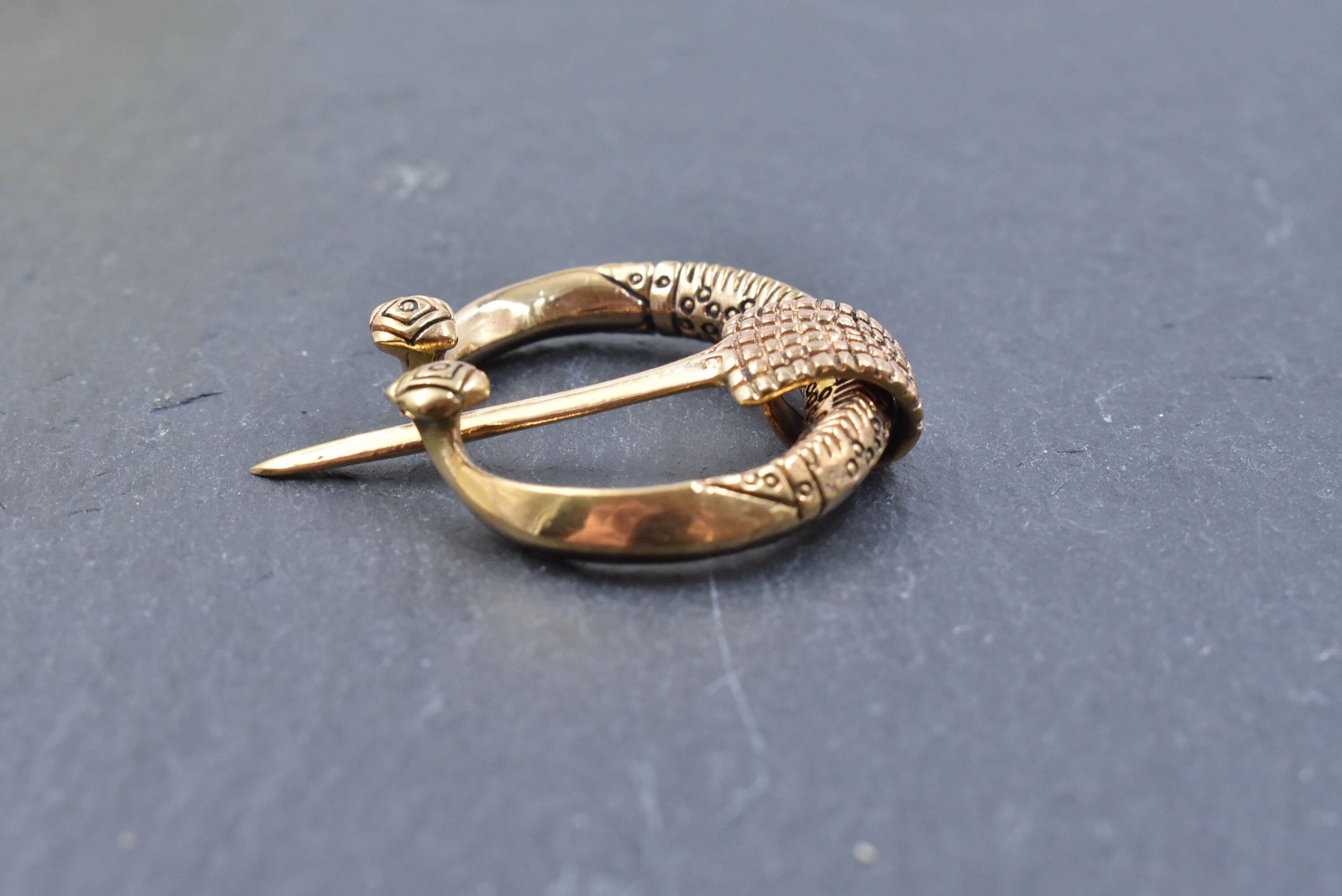 Kleine nordische Omega Fibel aus Bronze Wikinger Ringfibel - Etsy.de