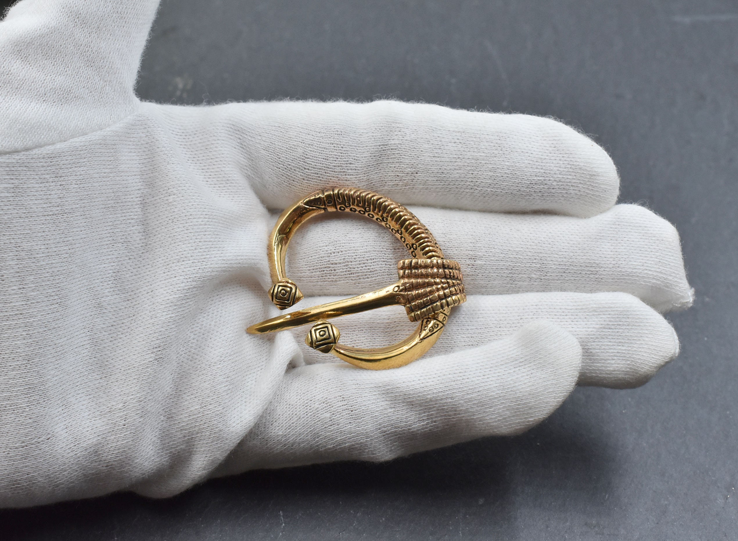 Kleine nordische Omega Fibel aus Bronze Wikinger Ringfibel - Etsy.de