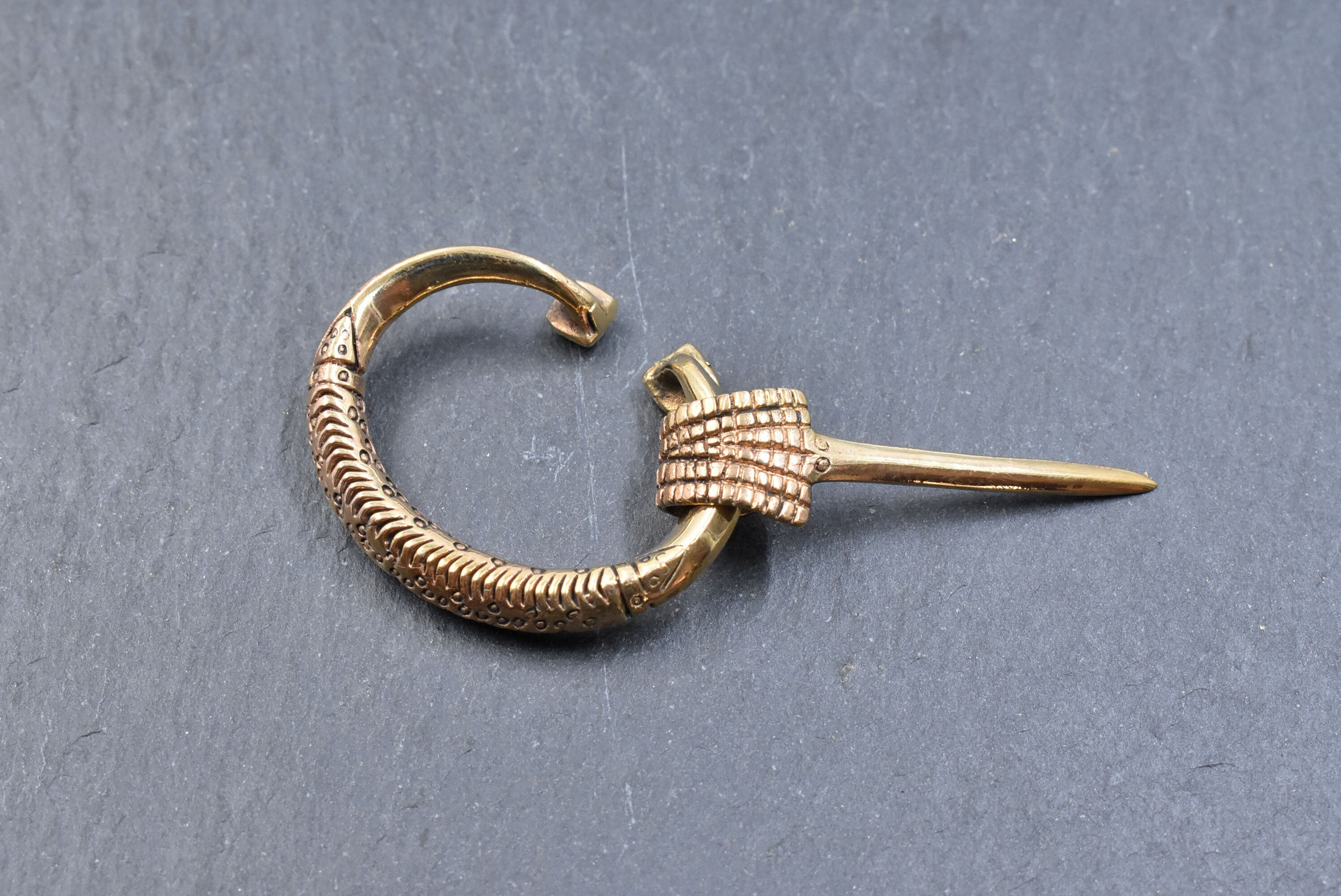 Kleine nordische Omega Fibel aus Bronze Wikinger Ringfibel - Etsy.de