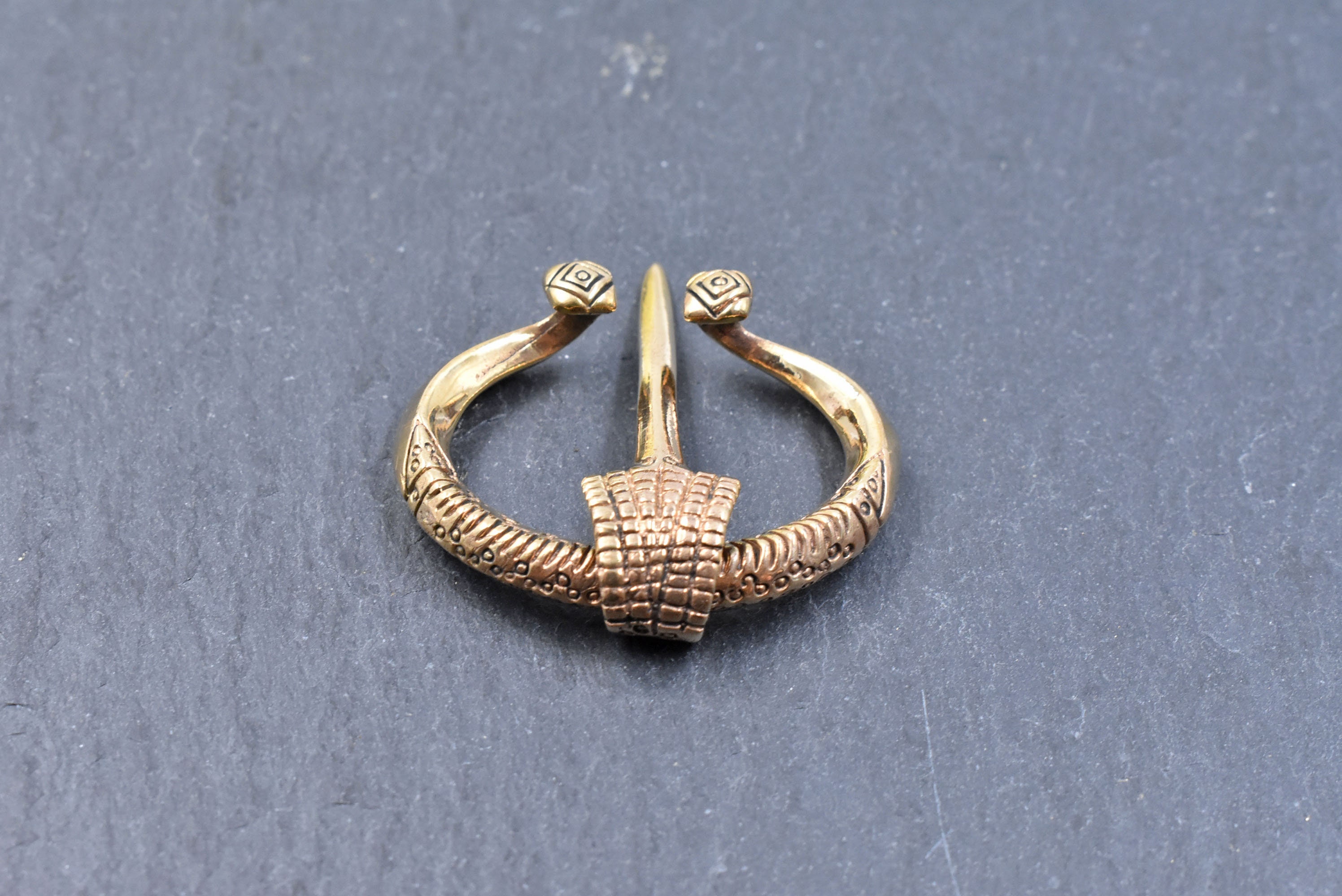 Kleine nordische Omega Fibel aus Bronze Wikinger Ringfibel - Etsy.de