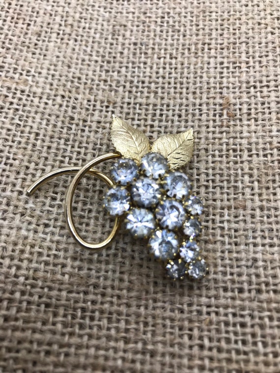 Gold tone grape cluster - Gem