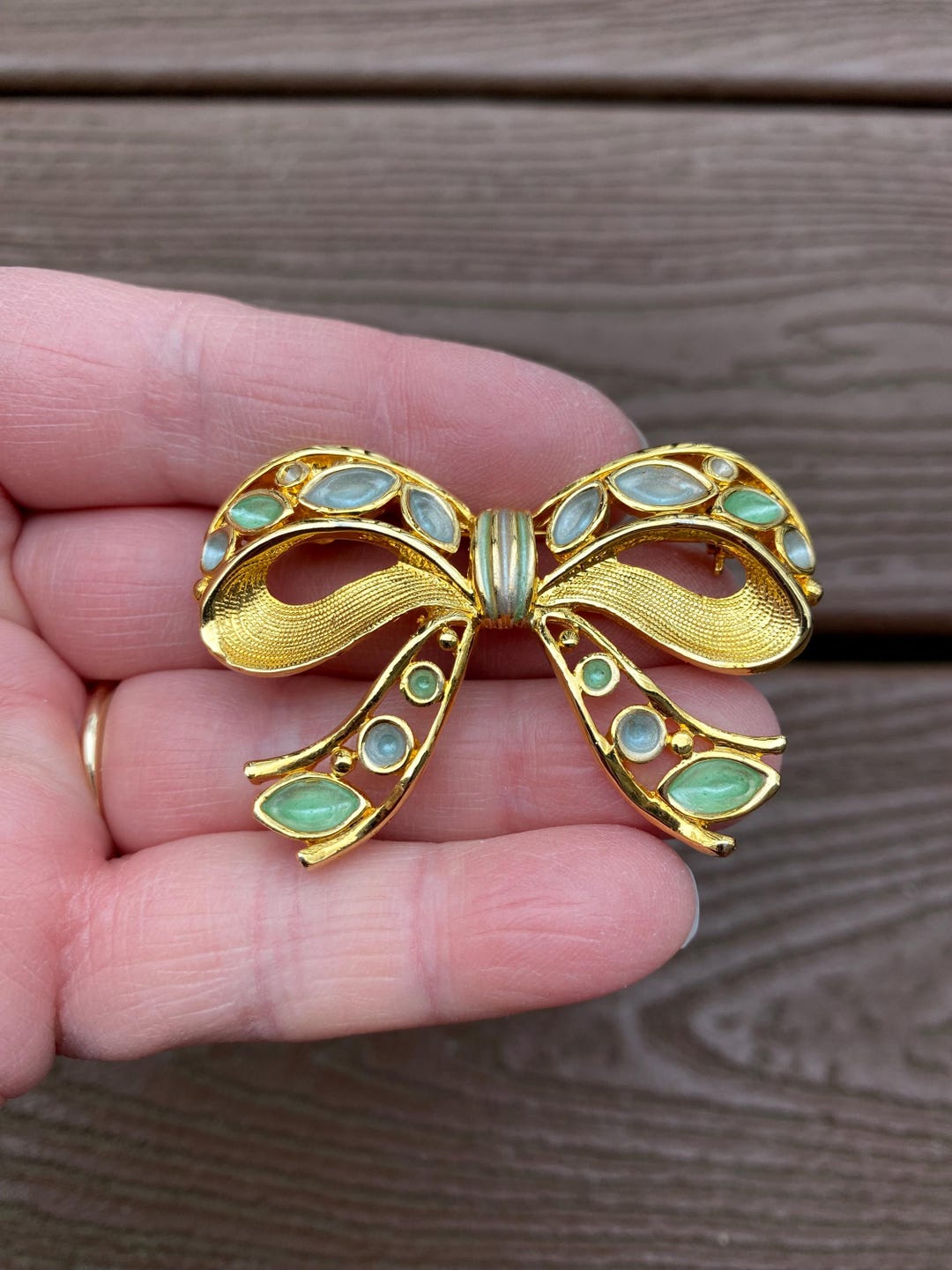 Vintage Jewelry Gorgeous Recessed Enamel and Gold Tone Bow Pin Brooch ...
