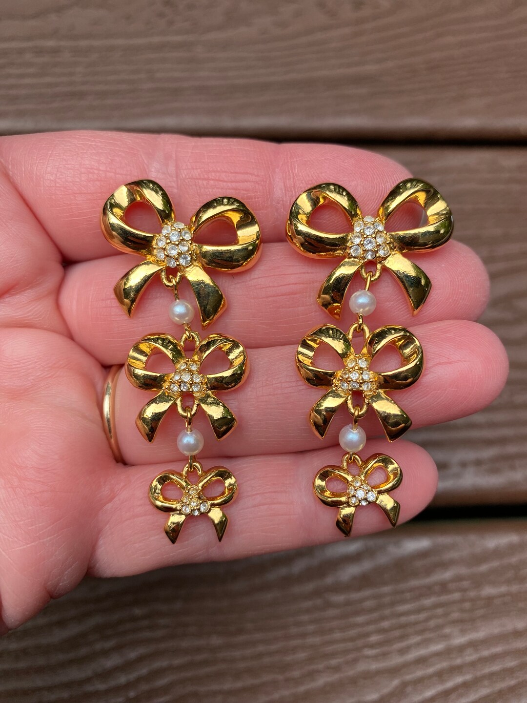 Vintage Jewelry Signed WD Beautiful Gold Tone Pearl and Rhinestone Bow ...