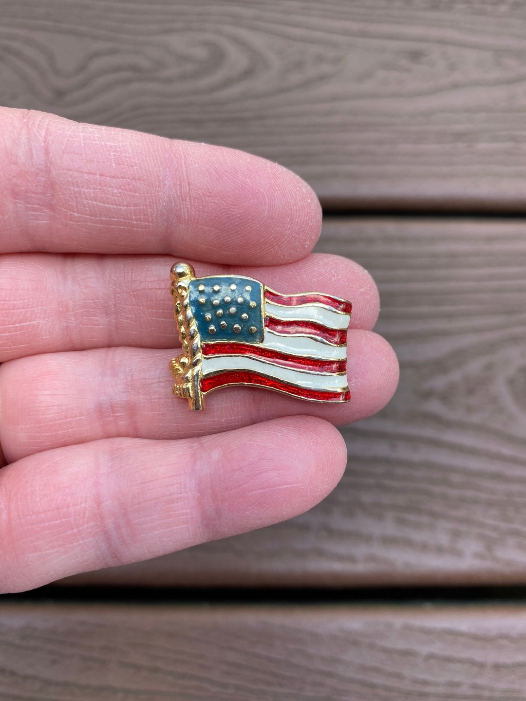 Bijoux vintage signés New View, belle broche en émail avec drapeau ...