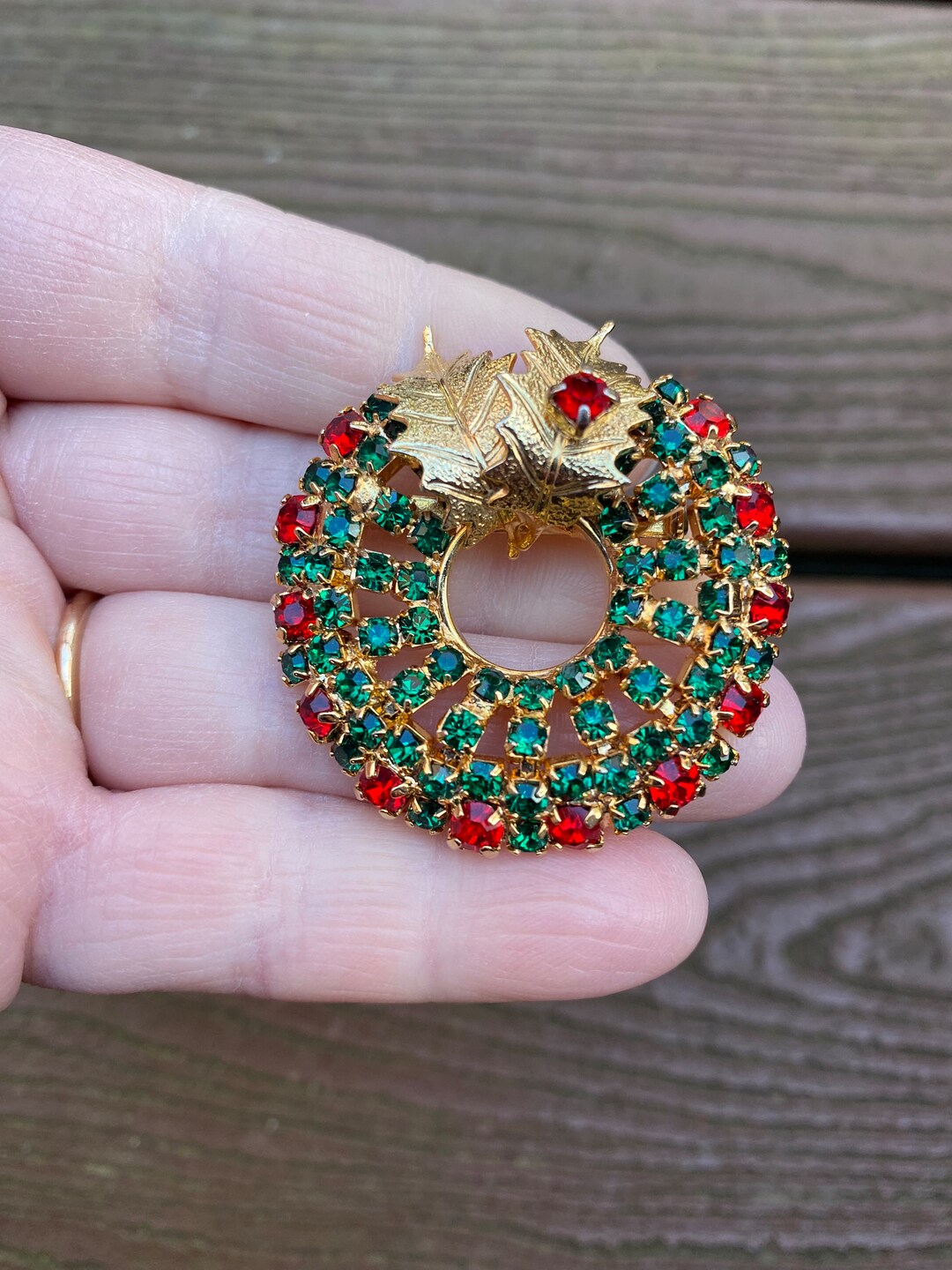 Vintage Jewelry Beautiful Red and Green Rhinestone Christmas Wreath Pin ...