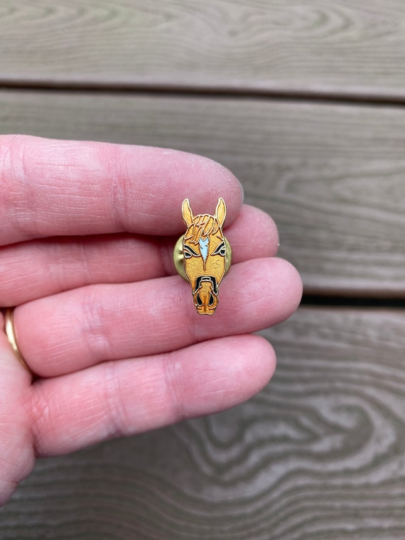 Tack pins jewelry store
