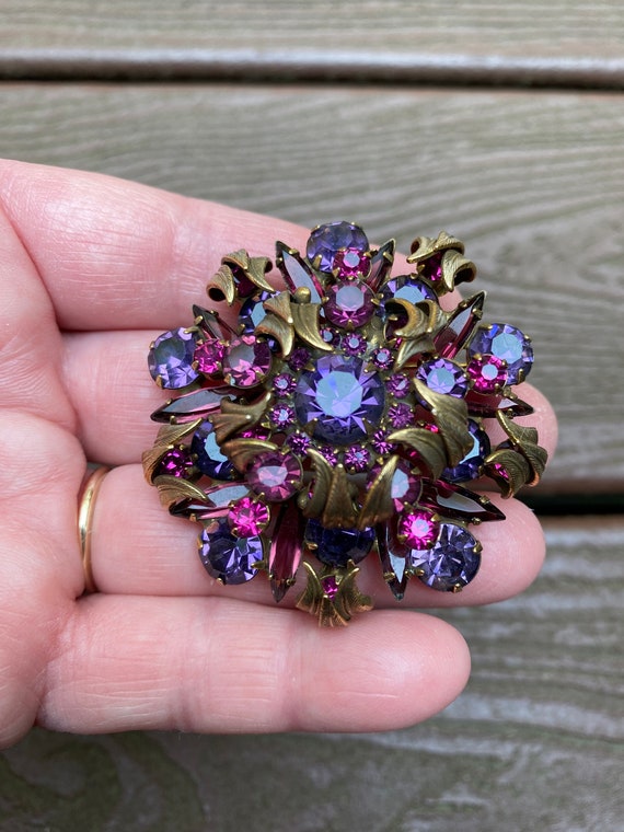 purple rhinestone pin and - Gem