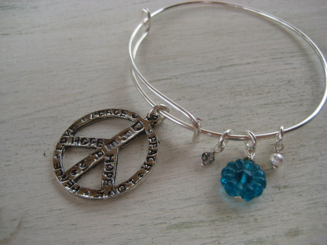 Peace Charm Bracelet With a Colorful Flower Bead - Etsy Denmark