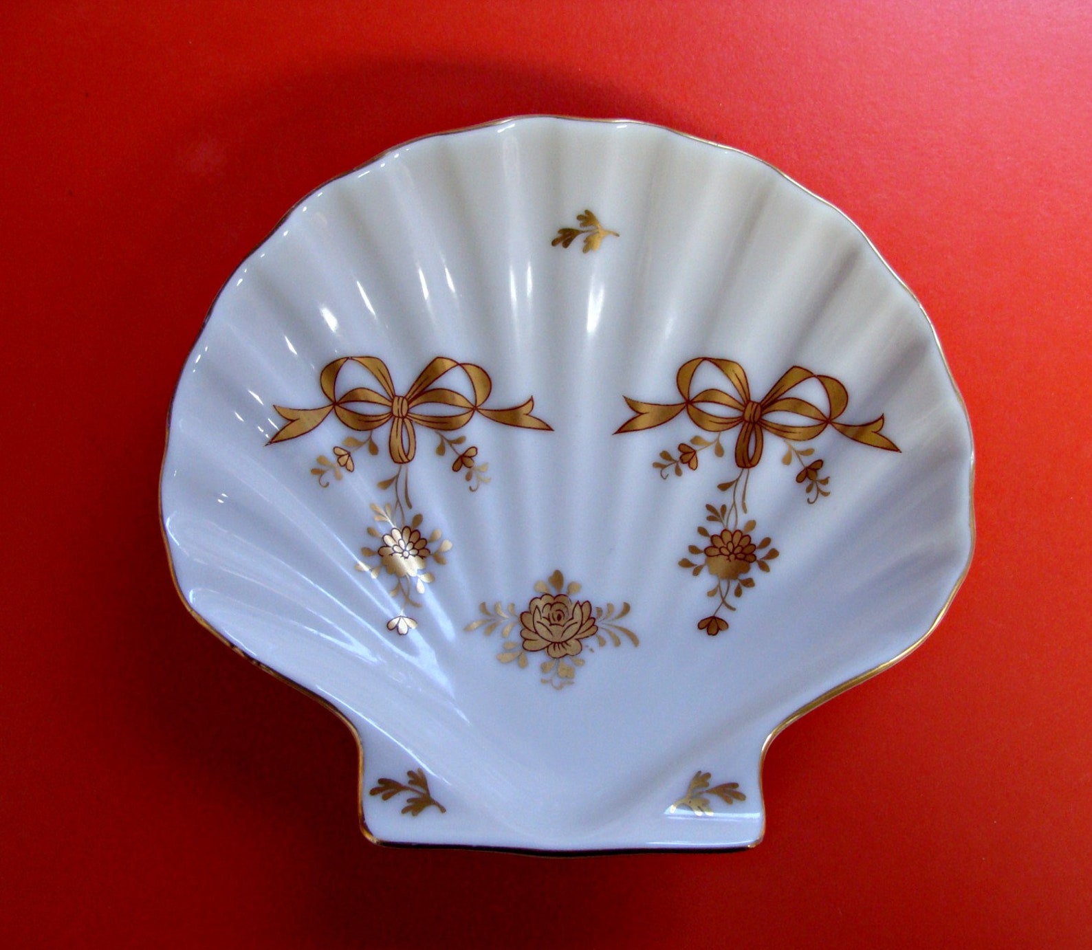 Vintage / Trinket Dish / Scallop Shell Shaped / White & Gold - Etsy