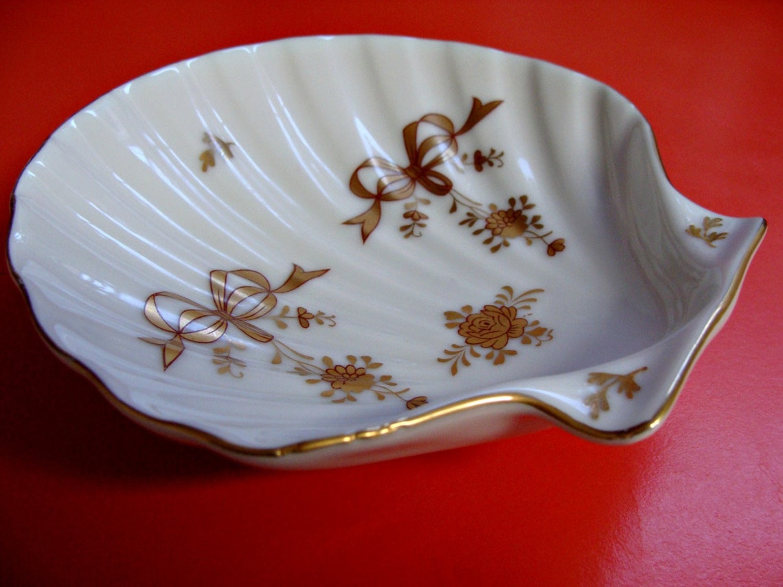 Vintage / Trinket Dish / Scallop Shell Shaped / White & Gold - Etsy