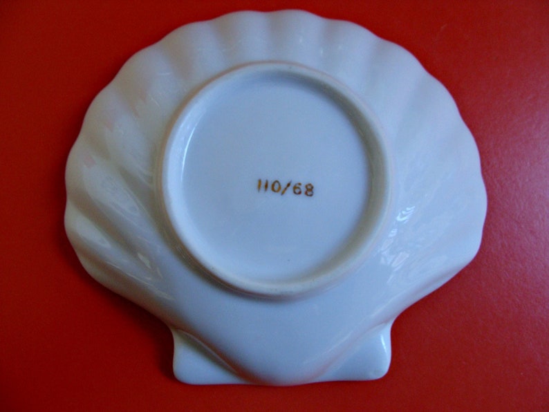 Vintage / Trinket Dish / Scallop Shell Shaped / White & Gold - Etsy