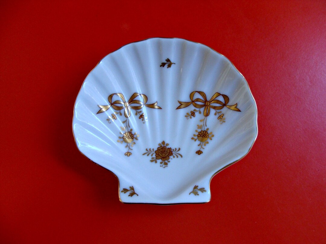 Vintage / Trinket Dish / Scallop Shell Shaped / White & Gold Toned ...