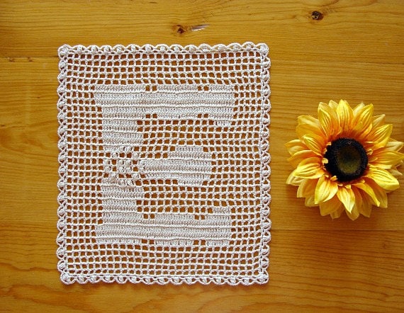 ALPHABET MAT Personalized Gift Letter E Filet Doily | Etsy