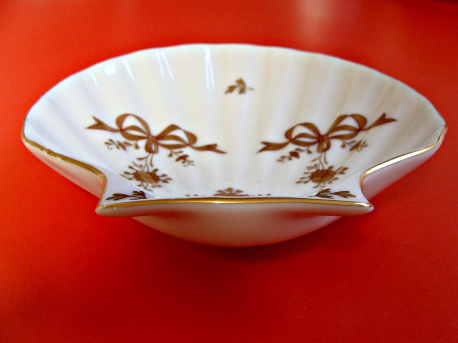 Vintage / Trinket Dish / Scallop Shell Shaped / White & Gold Toned ...